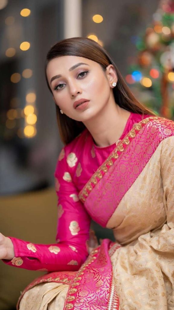 Latest Trendy Simple Rani Color Blouse Designs For Silk Sarees