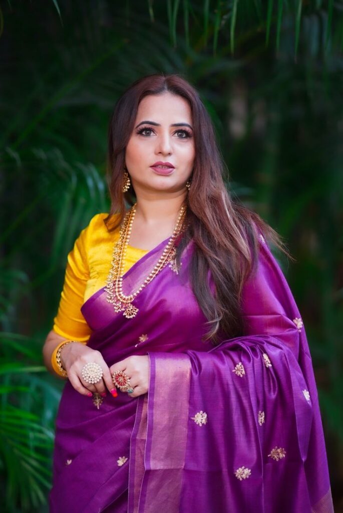 Which Color Blouse Goes Well with a Blue Saree? Find the Perfect Match!
